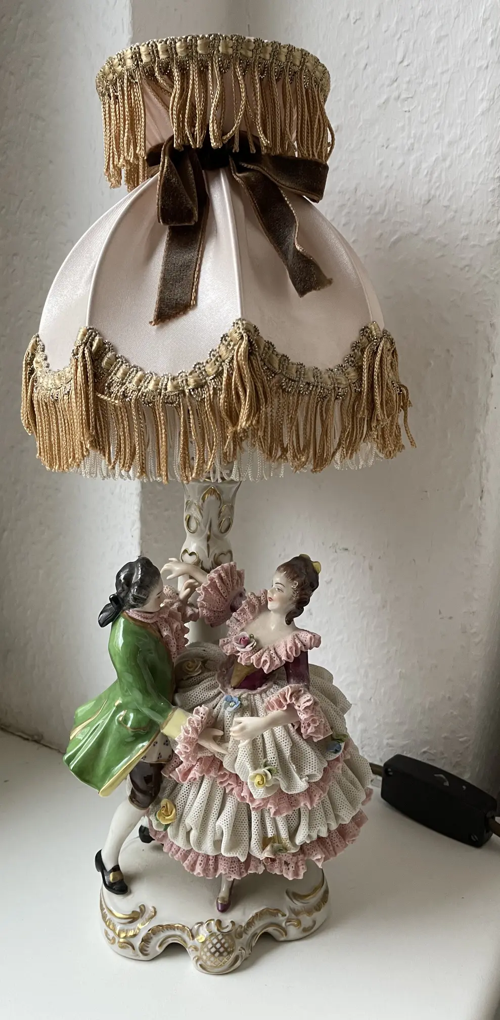 Alte Lampe mit Porzellanfuß mit tanzendem Paar - Das Antiquitäten und Sammler Forum